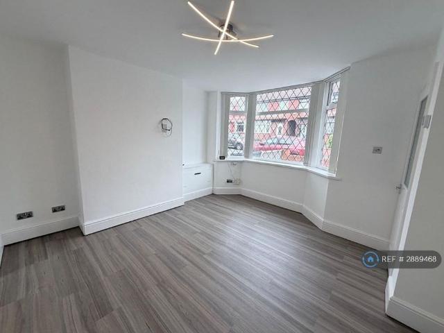 3 bedroom end of terrace house to rent