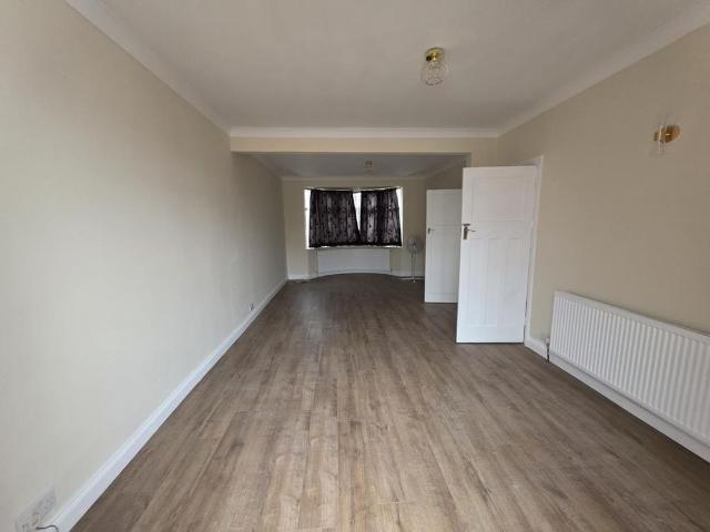 3 bedroom end of terrace house to rent