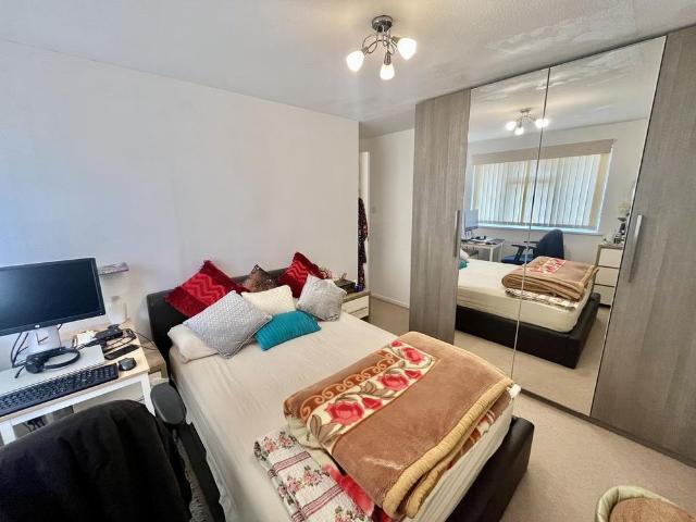 3 bedroom end of terrace house to rent