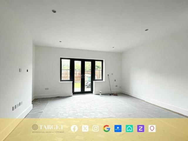 3 bedroom end of terrace house to rent