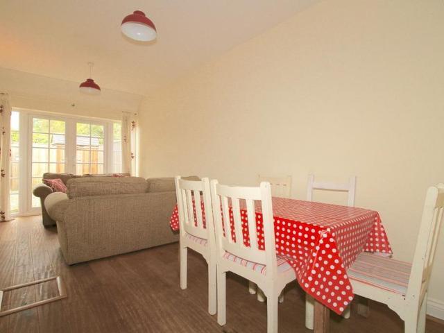 3 bedroom end of terrace house to rent