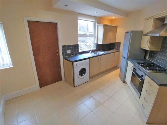 3 bedroom end of terrace house to rent