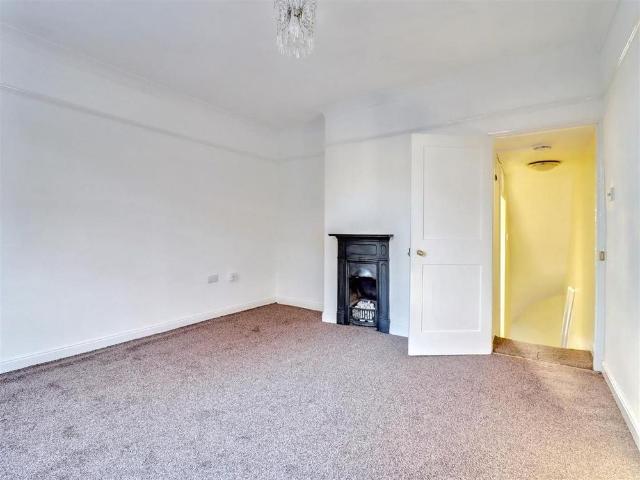 3 bedroom end of terrace house to rent