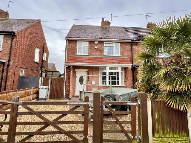 3 bedroom end of terrace house to rent