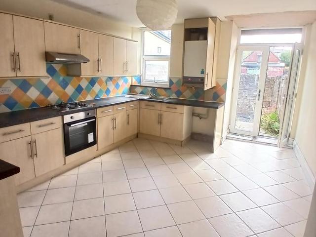 3 bedroom end of terrace house to rent