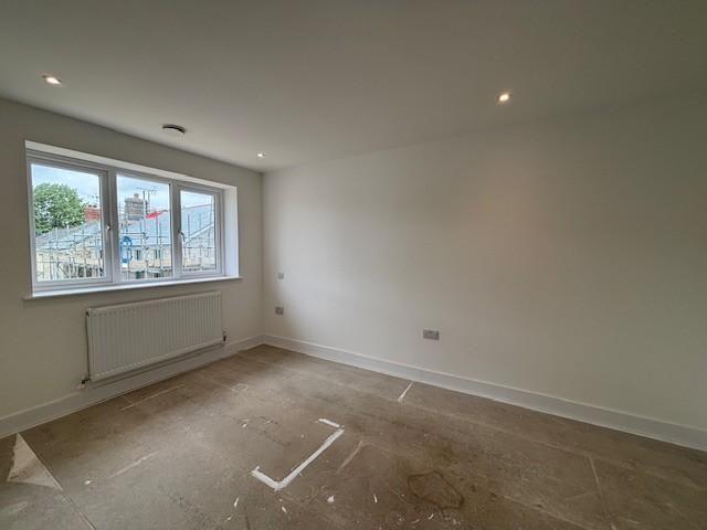 3 bedroom end of terrace house to rent