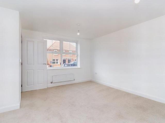3 bedroom end of terrace house to rent