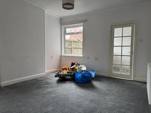 3 bedroom end of terrace house to rent