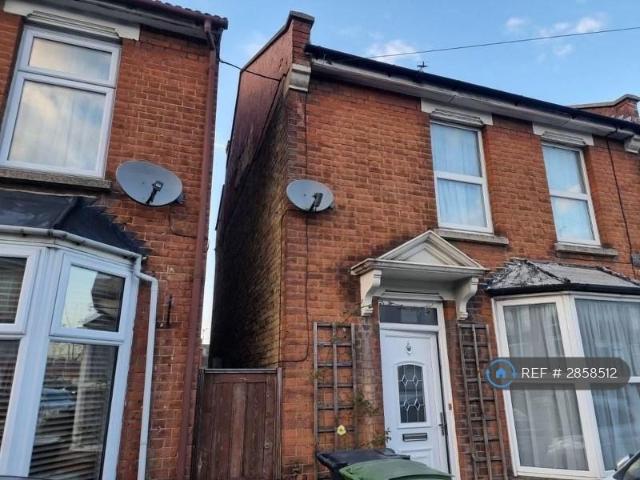 3 bedroom end of terrace house to rent