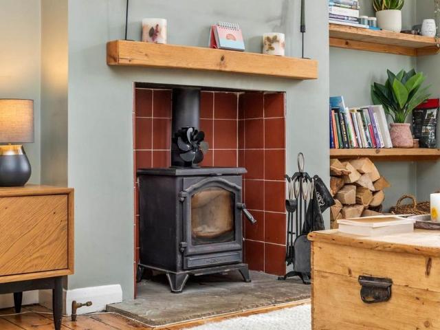 3 bedroom end of terrace house to rent