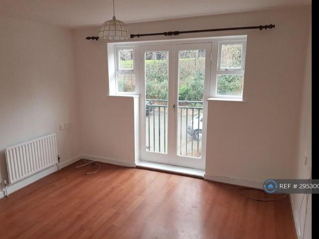 3 bedroom end of terrace house to rent