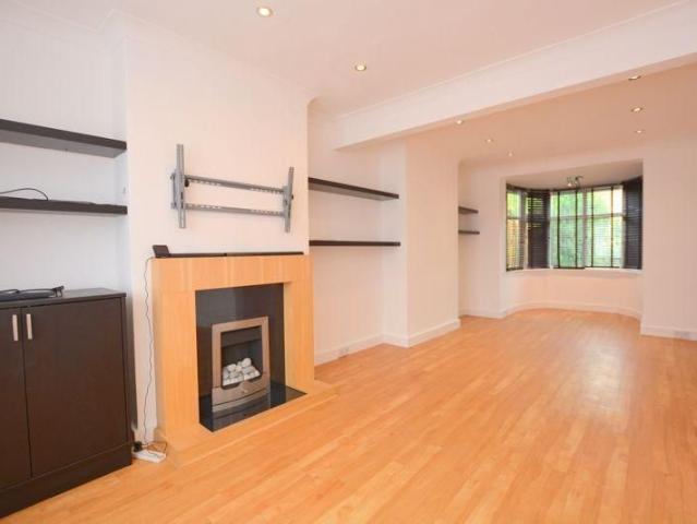 3 bedroom end of terrace house to rent