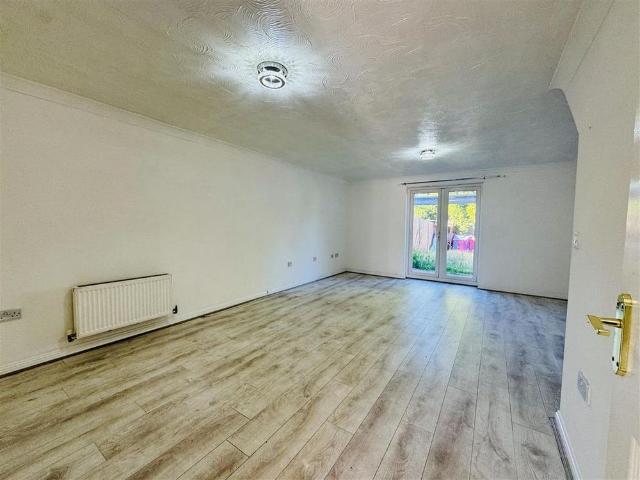 3 bedroom end of terrace house to rent