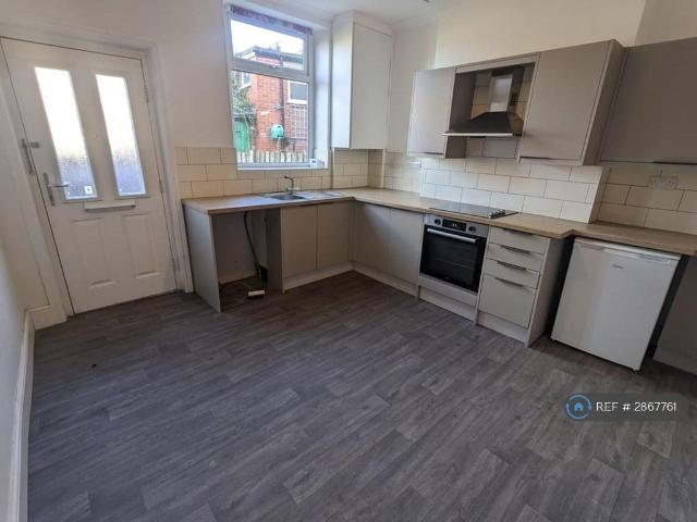 3 bedroom end of terrace house to rent