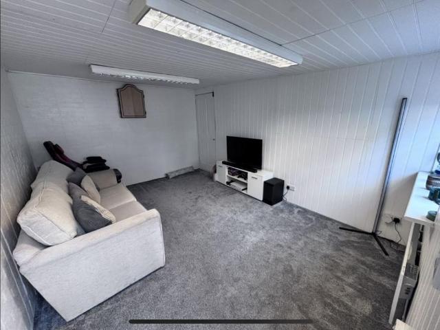3 bedroom end of terrace house to rent