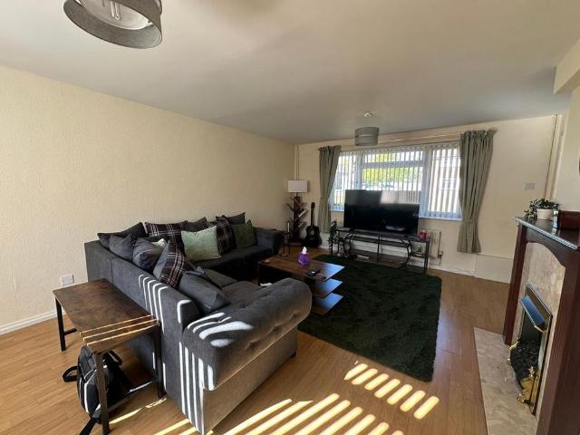 3 bedroom end of terrace house to rent