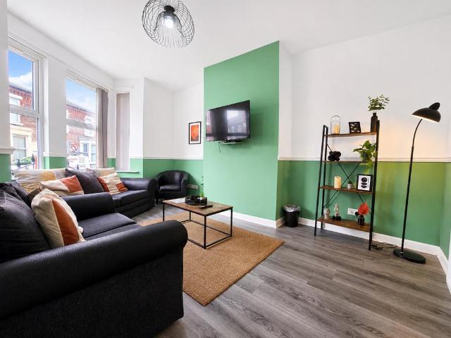 3 bedroom end of terrace house to rent