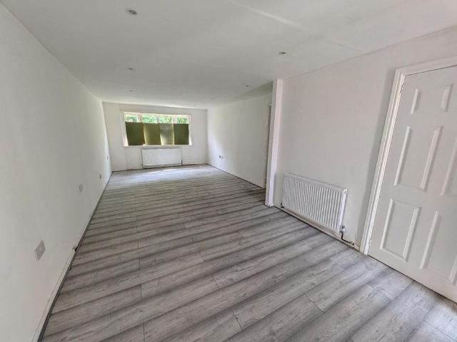 3 bedroom end of terrace house to rent