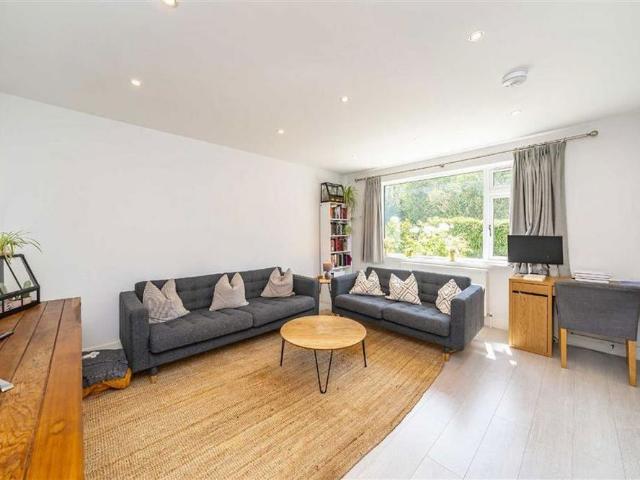 3 bedroom end of terrace house to rent
