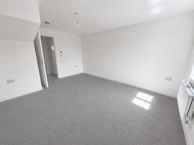 3 bedroom end of terrace house to rent