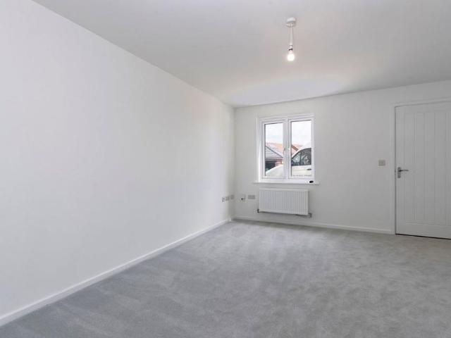 3 bedroom end of terrace house to rent