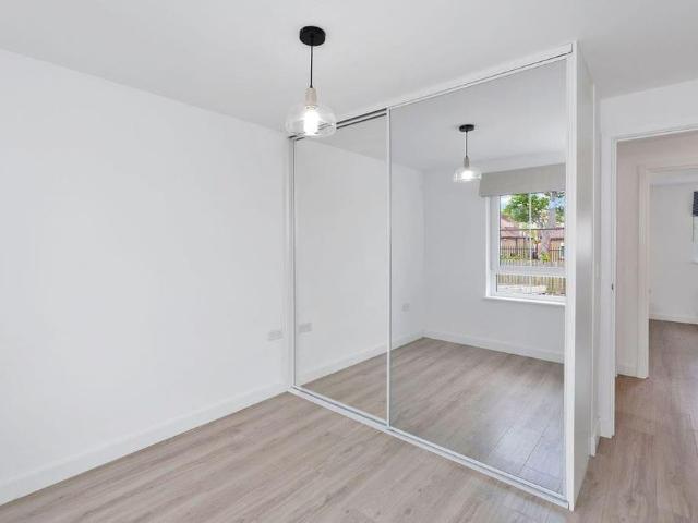 3 bedroom end of terrace house to rent