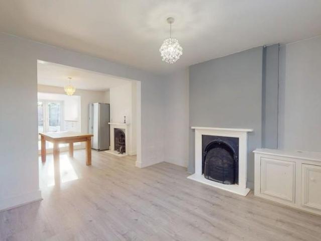 3 bedroom end of terrace house to rent