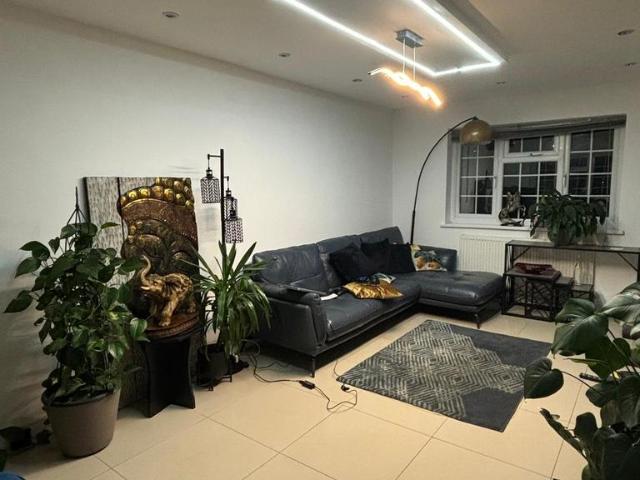 3 bedroom end of terrace house to rent
