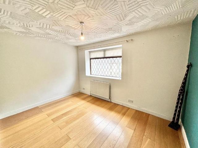 3 bedroom end of terrace house to rent