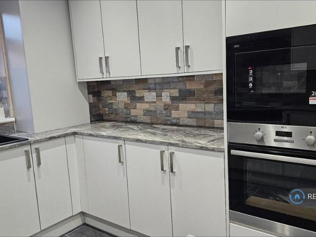 3 bedroom end of terrace house to rent