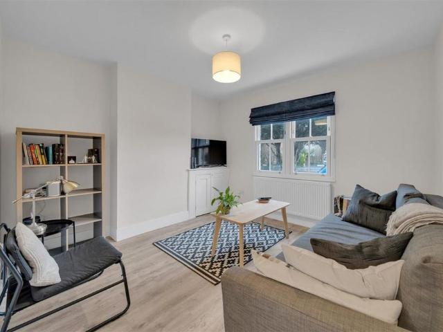 3 bedroom end of terrace house to rent