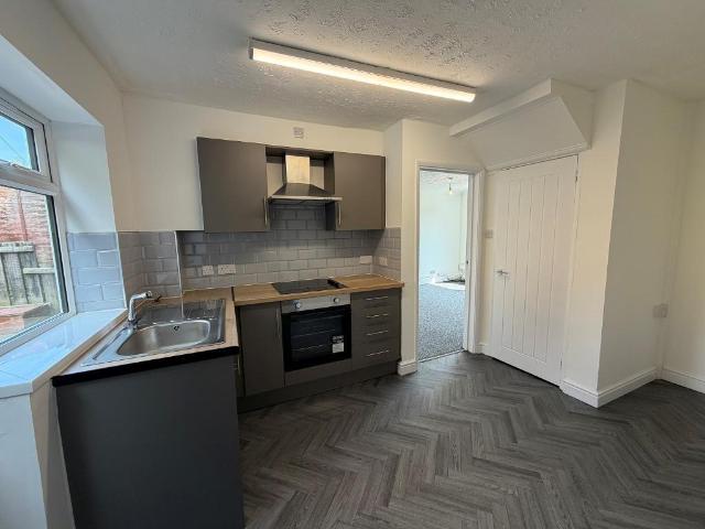 3 bedroom end of terrace house to rent