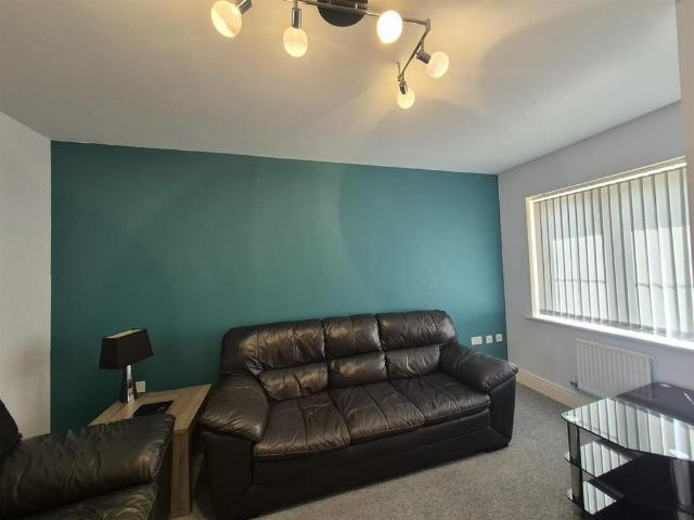 3 bedroom end of terrace house to rent