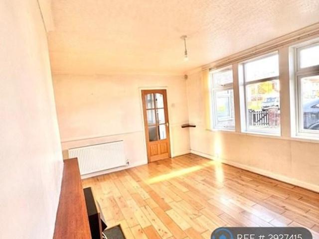 3 bedroom end of terrace house to rent