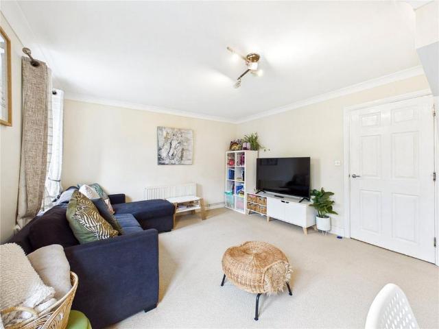 3 bedroom end of terrace house to rent