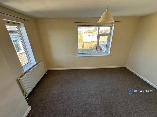 3 bedroom end of terrace house to rent