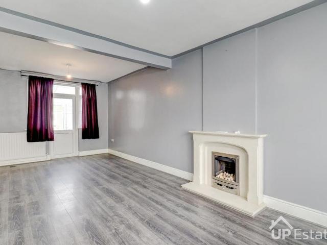 3 bedroom end of terrace house to rent