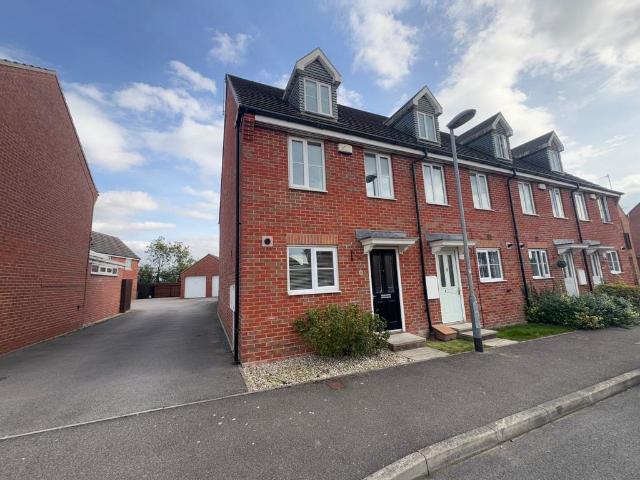 3 bedroom end of terrace house to rent