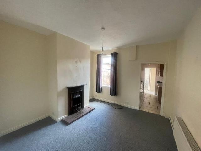 3 bedroom end of terrace house to rent