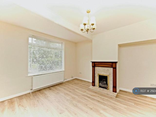 3 bedroom end of terrace house to rent