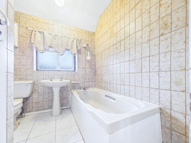 3 bedroom end of terrace house to rent