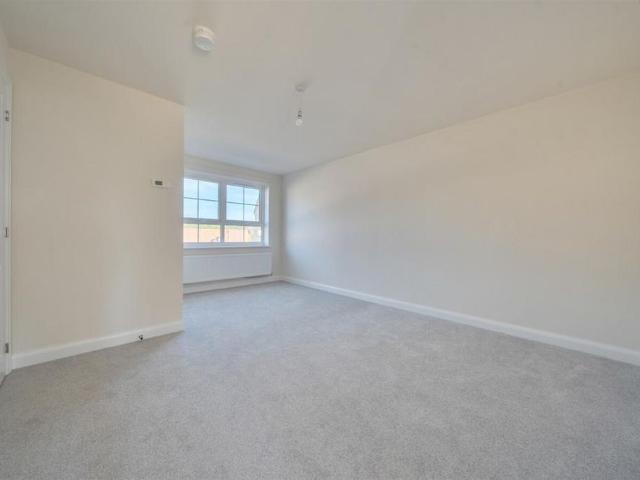 3 bedroom end of terrace house to rent