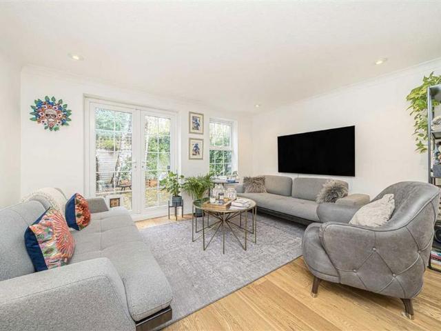 3 bedroom end of terrace house to rent