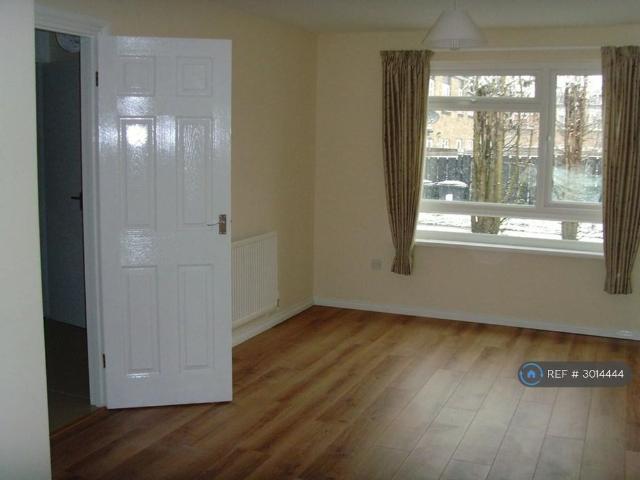 3 bedroom end of terrace house to rent