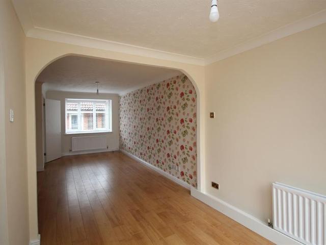 3 bedroom end of terrace house to rent