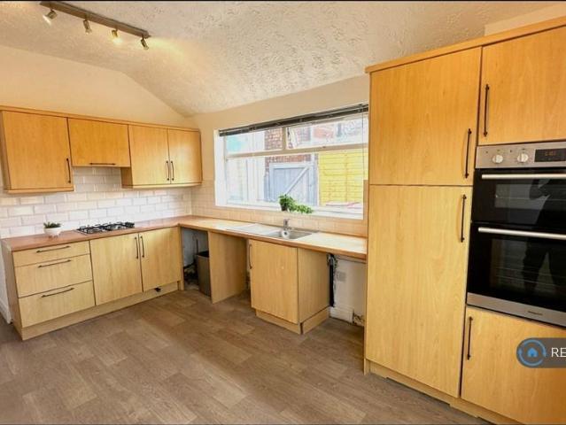 3 bedroom end of terrace house to rent
