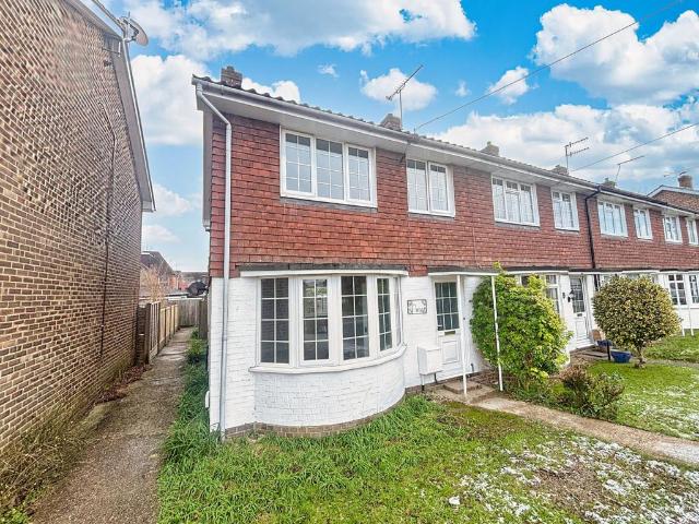 3 bedroom end of terrace house to rent