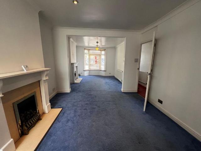 3 bedroom end of terrace house to rent