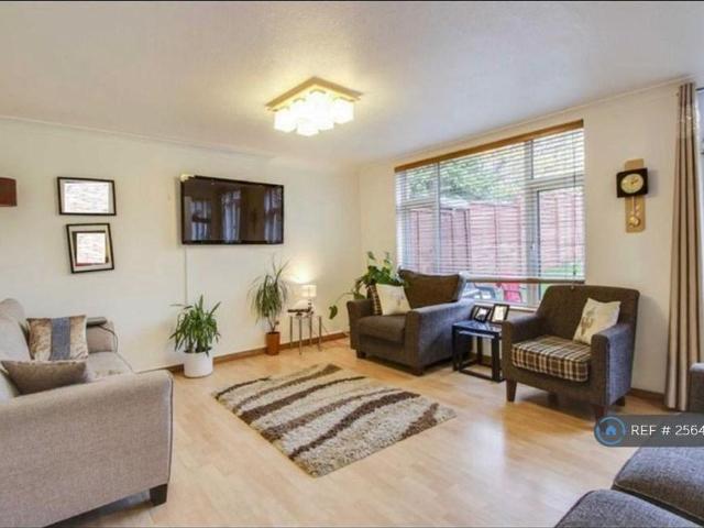 3 bedroom end of terrace house to rent