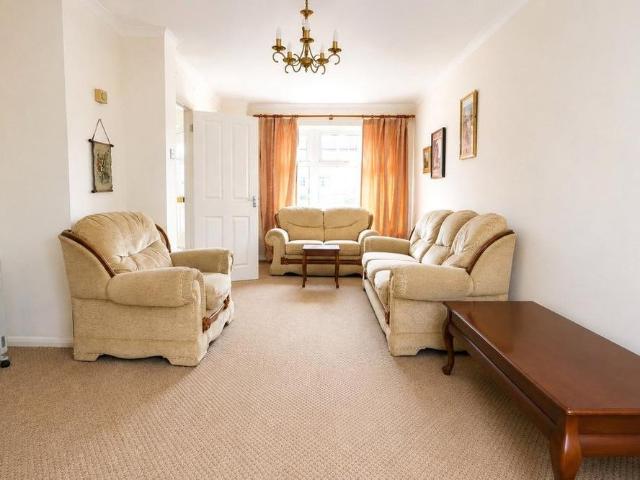 3 bedroom end of terrace house to rent